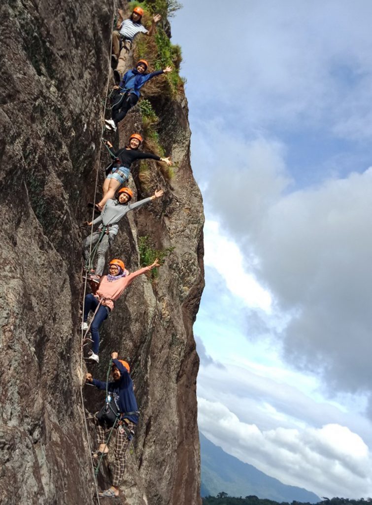 Wisata Adrenalin : Climbing Gunung Parang Via Ferrata, Tertinggi Kedua ...